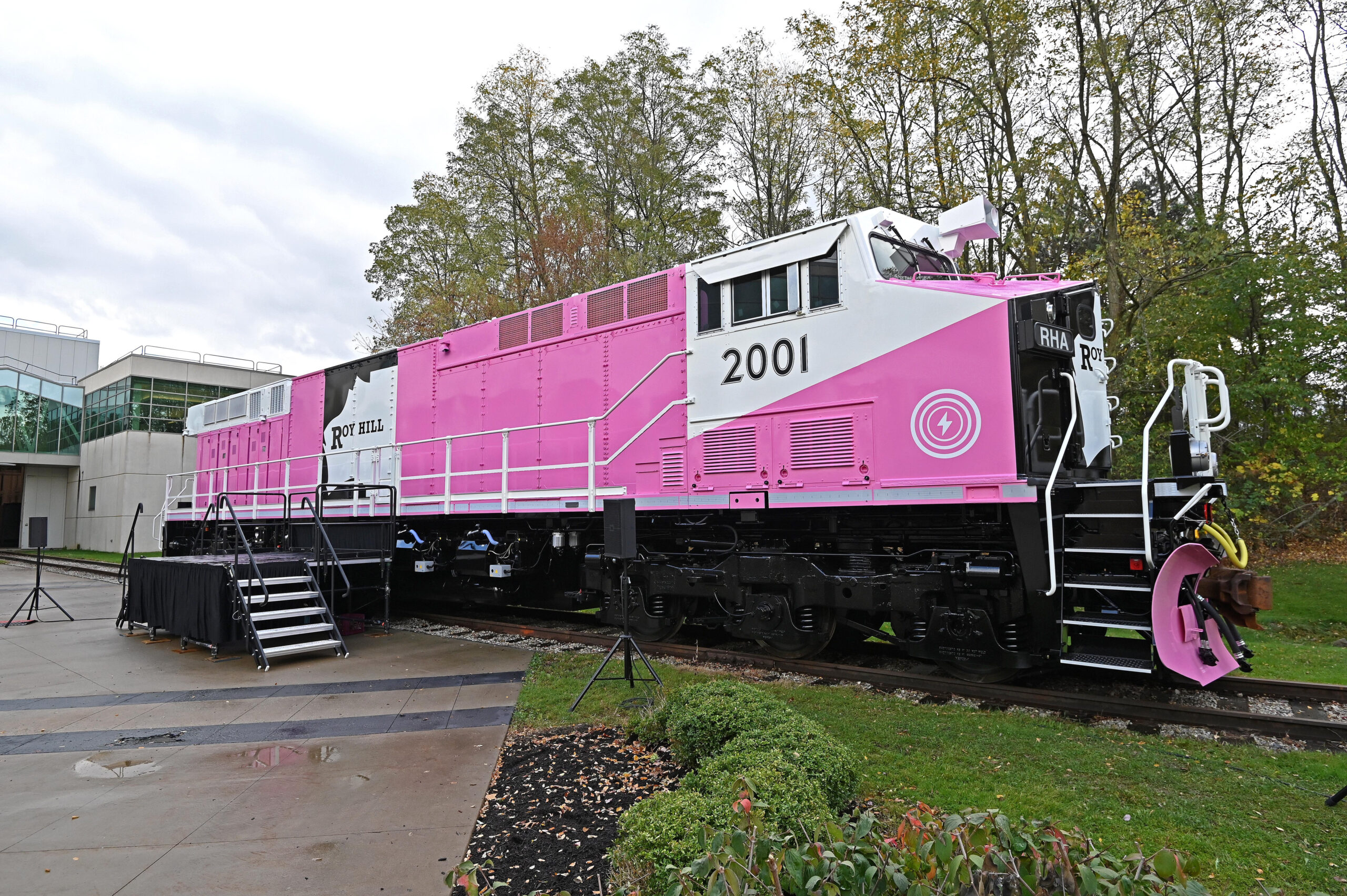 Wabtec and Roy Hill Unveil the First FLXdrive Battery Locomotive ...
